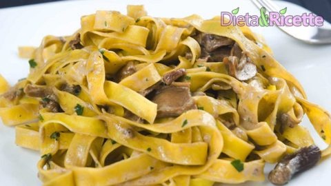 Tagliatelle ai funghi porcini o misti - Ricetta pasta ai funghi cremosa